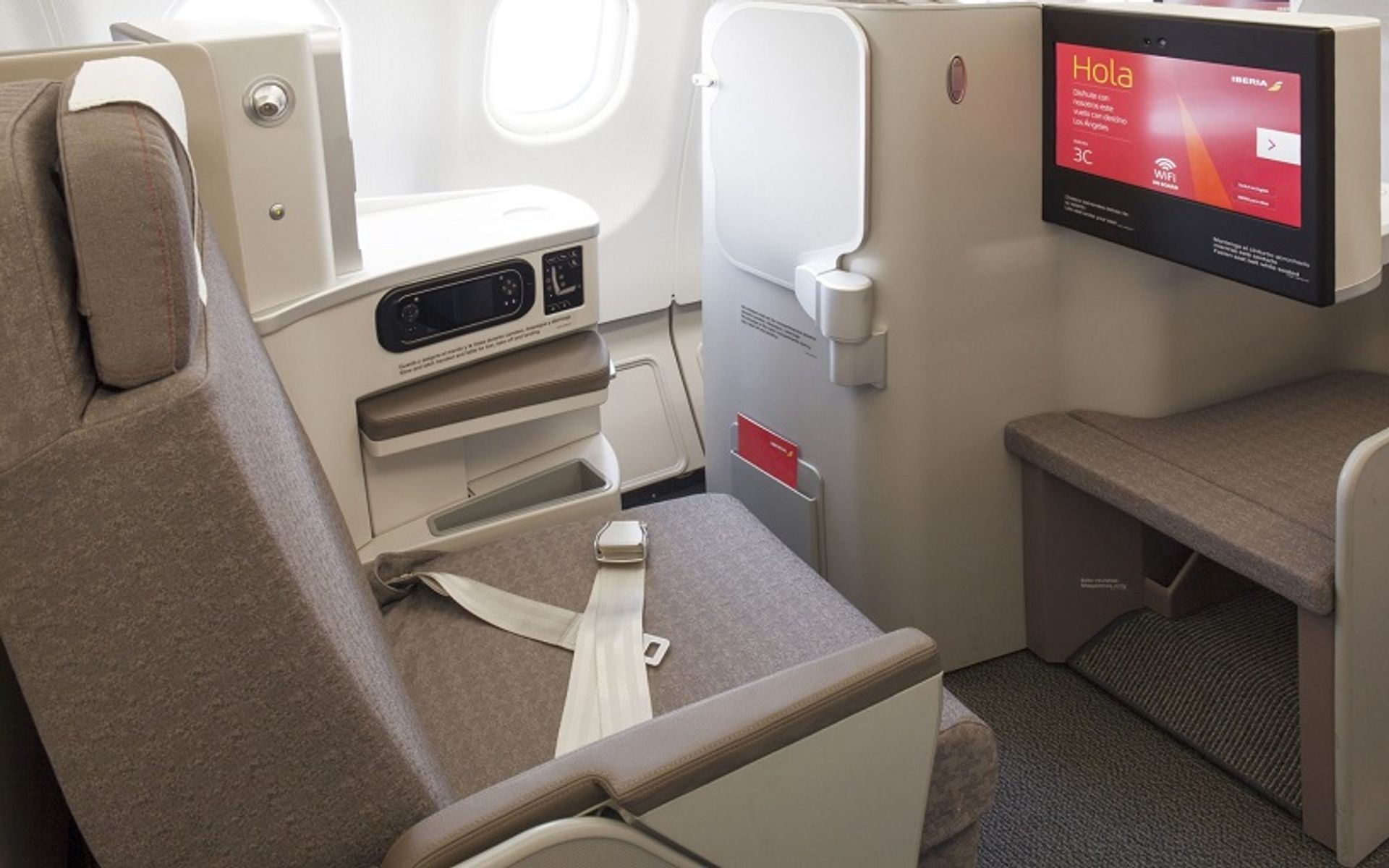 14 Things Everybody Thinks On Their First Time Flying Business Class