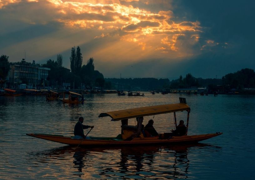 Explore Paradise On Earth Via The Heritage Tour Bus Service In Srinagar