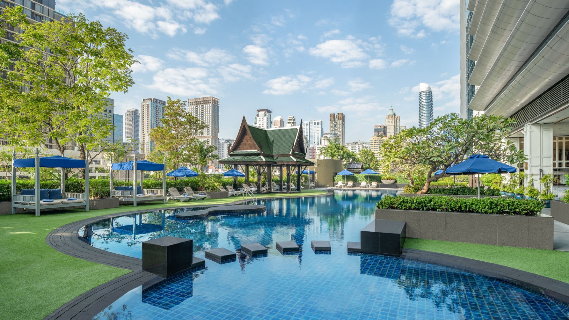 The Athenee Hotel, Bangkok Is Your Answer To A Royal Vacation