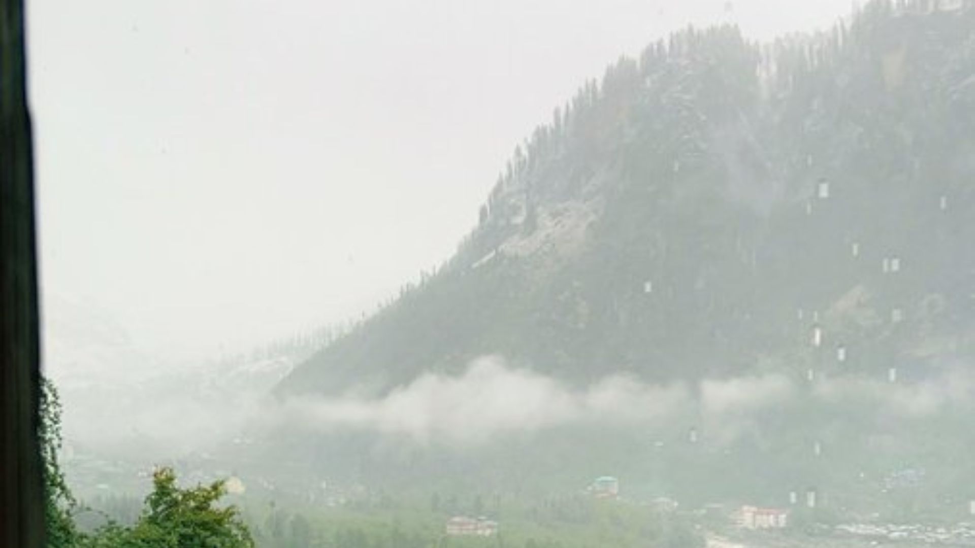 In Pics: Manali Receives Fresh Snowfall