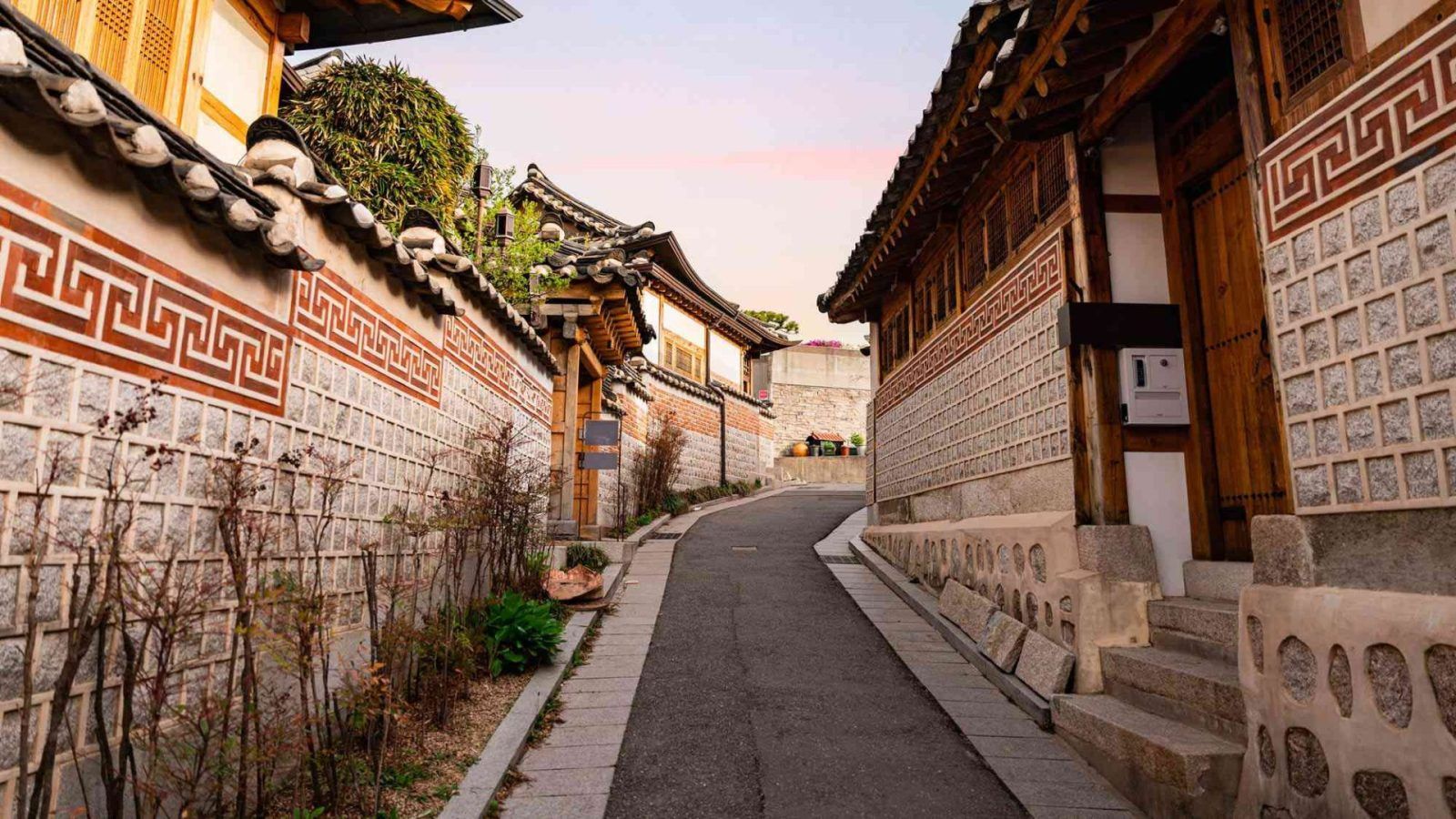 This Hidden Coffee Shop In Seoul Is Built Into A Traditional Korean 'Hanok'