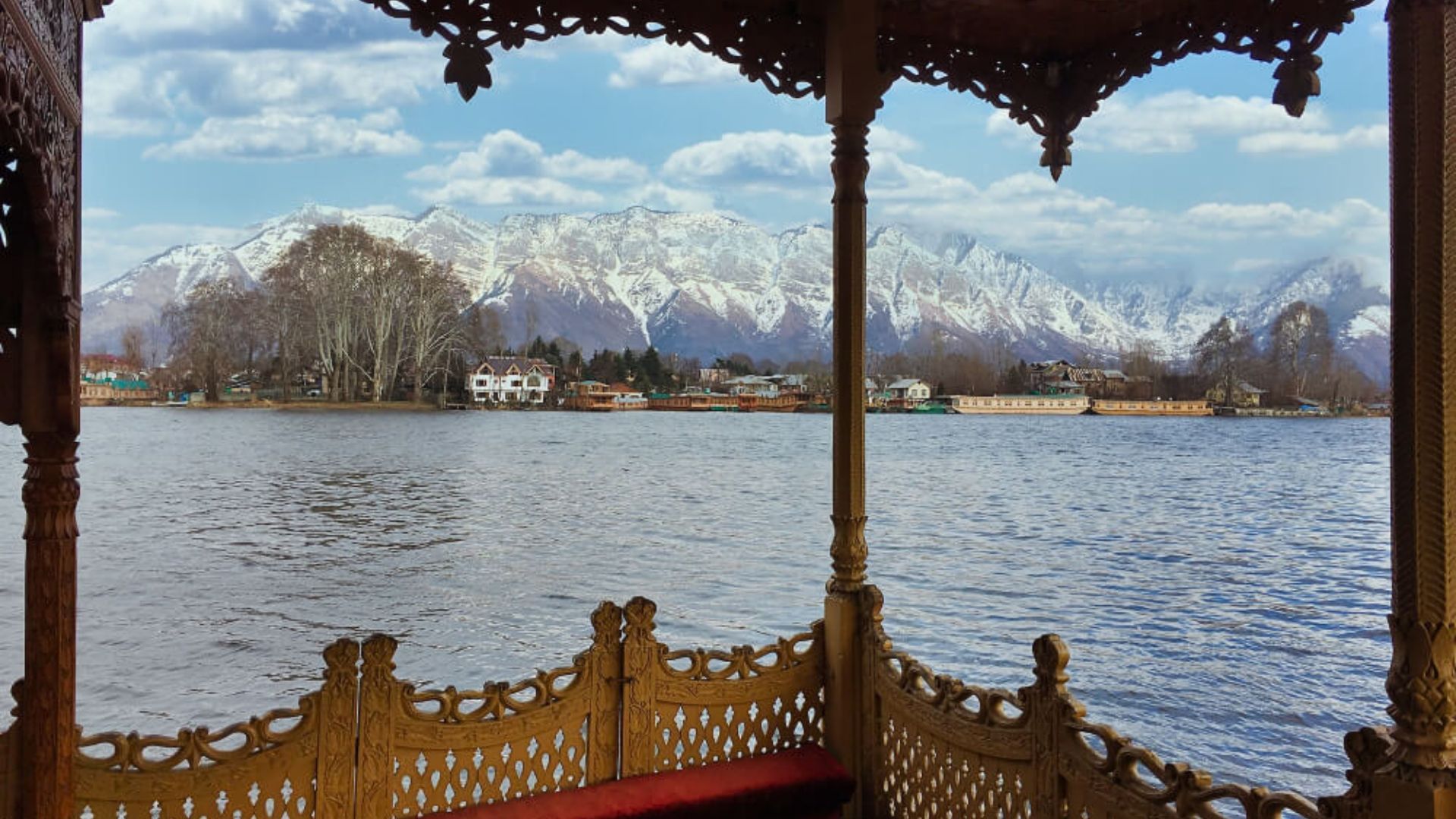 Our Guide To Booking A Houseboat In Kashmir For A Unique Experience