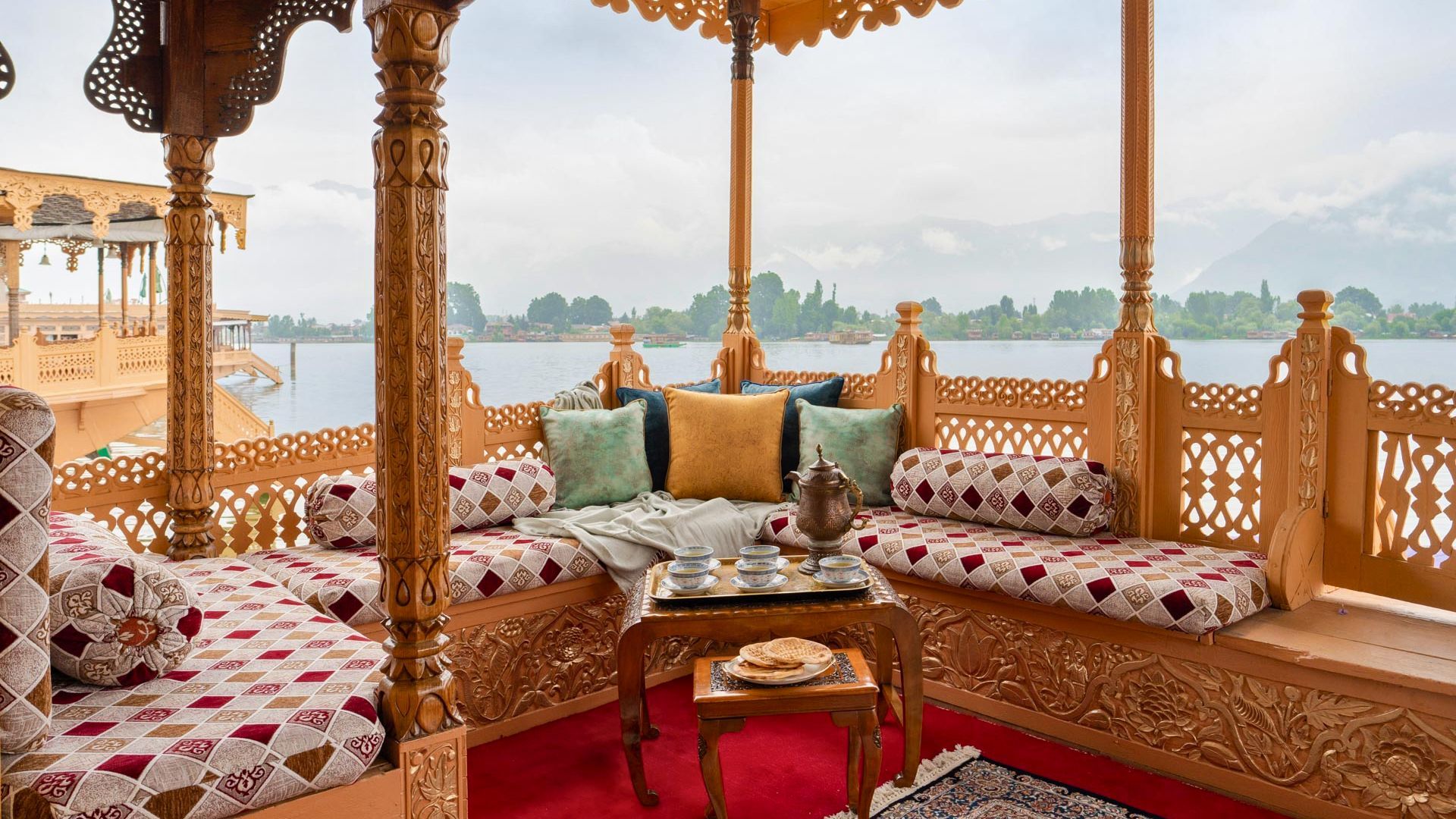 Our Guide To Booking A Houseboat In Kashmir For A Unique Experience