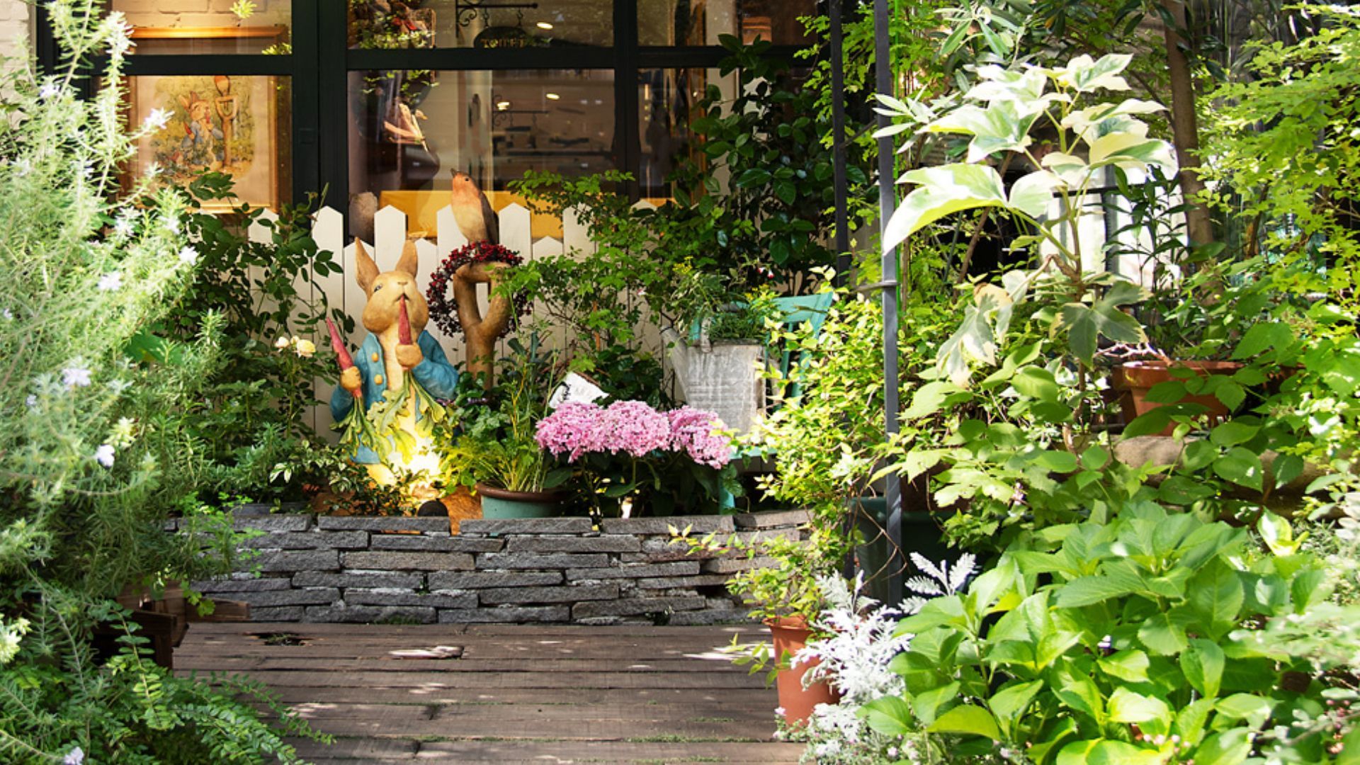 Unique Cafes In Japan: Dine With An Owl, Let Ninjas Serve You And More!