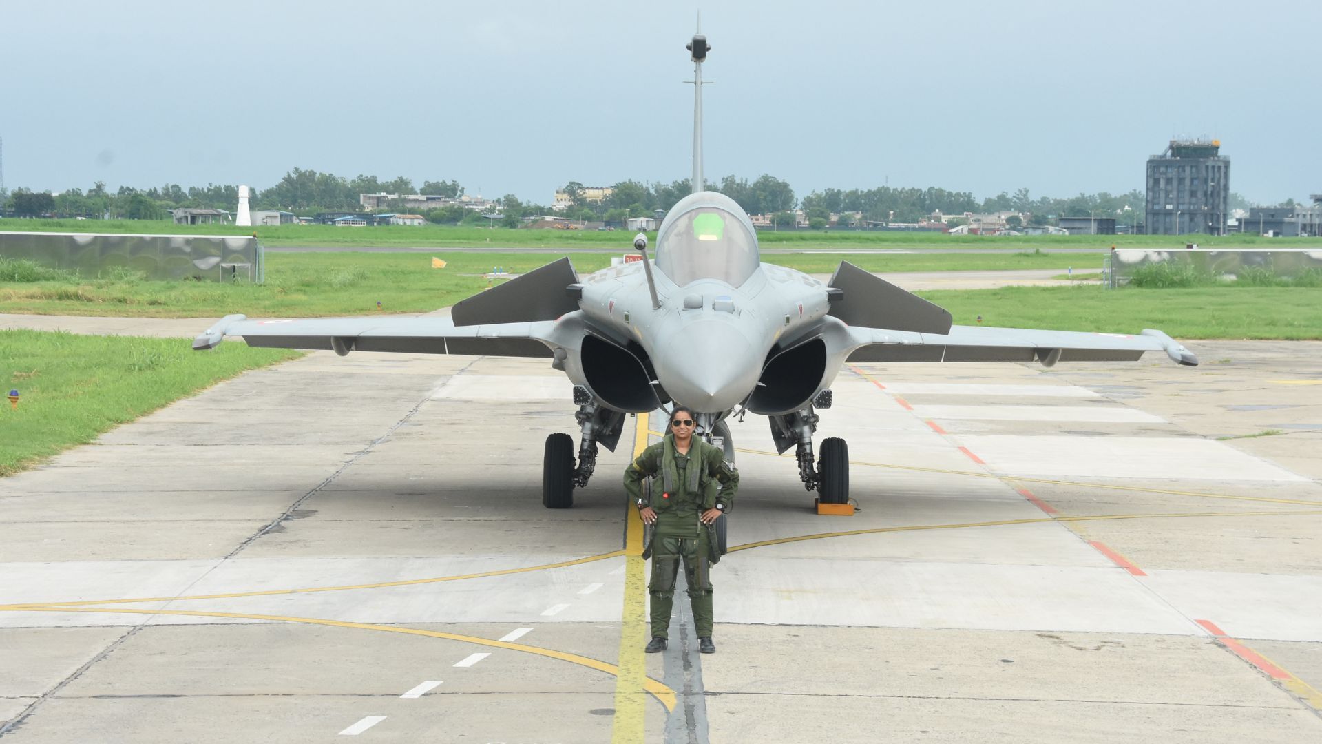 Meet Flight Lieutenant Shivangi Singh, India's First Female Fighter Pilot
