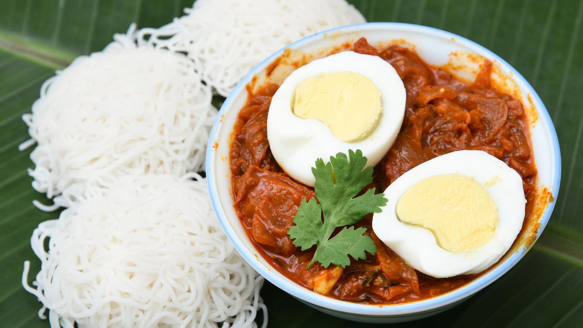 Kerala's Famous Food, Cuisines & Dishes To Try - Puttu, Curry, Sadhya ...