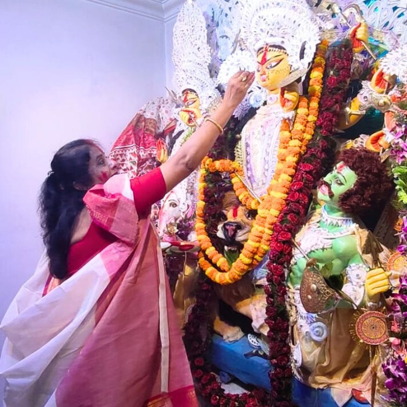 Durga Puja 2024: Pandal Hopping, Traditional Food & Festivities Guide