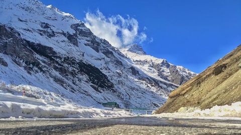 Mount Abu Shivers In Unseasonal Snowfall, Temperatures Plunge to 1°C
