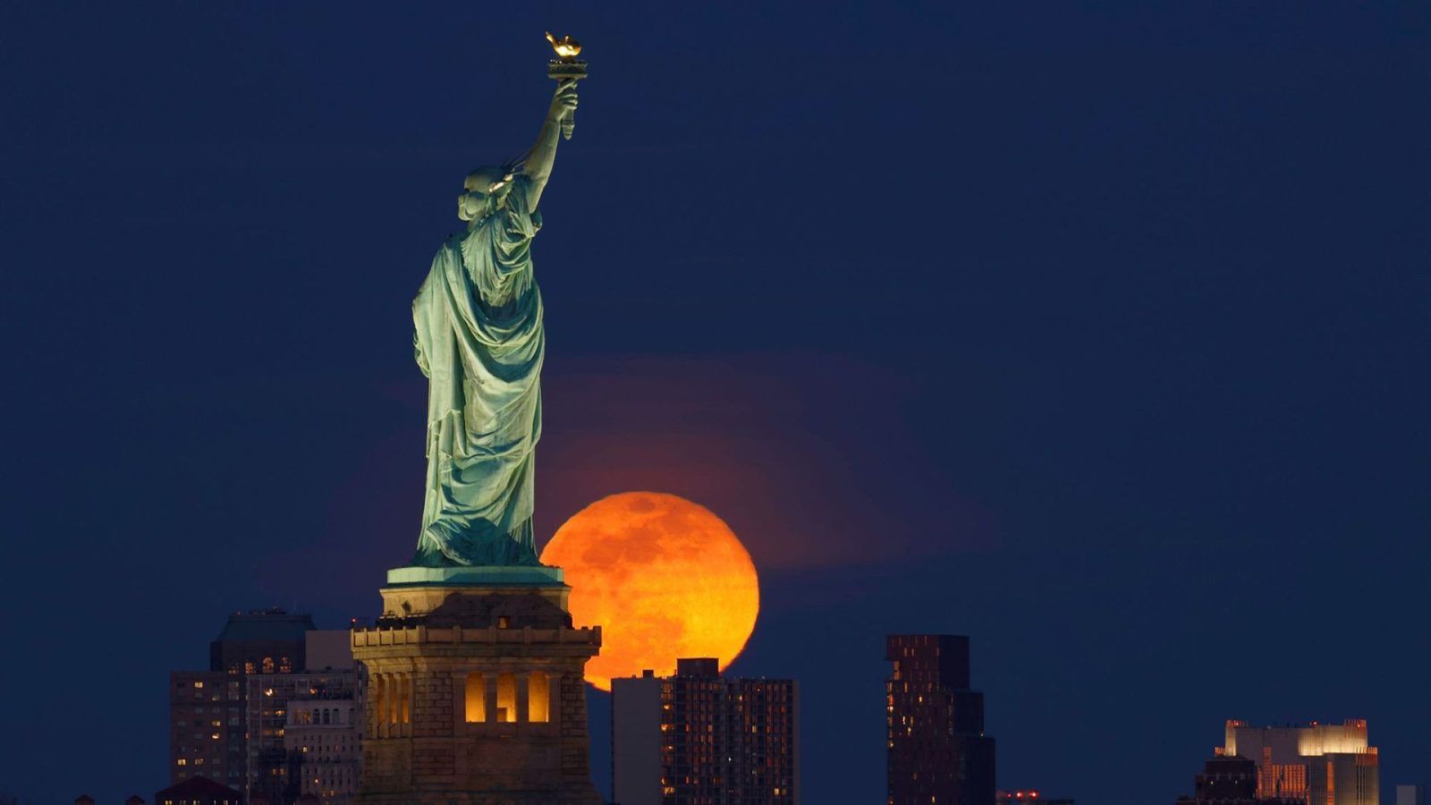 See A 7-Planet Parade, Snow Moon & More In The February Night Sky