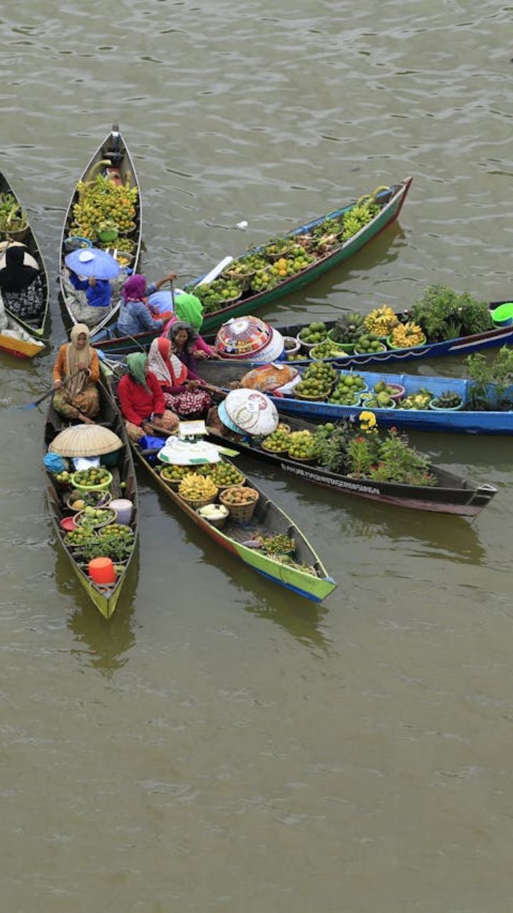 Check Out Asia’s 8 Most Famous Floating Markets