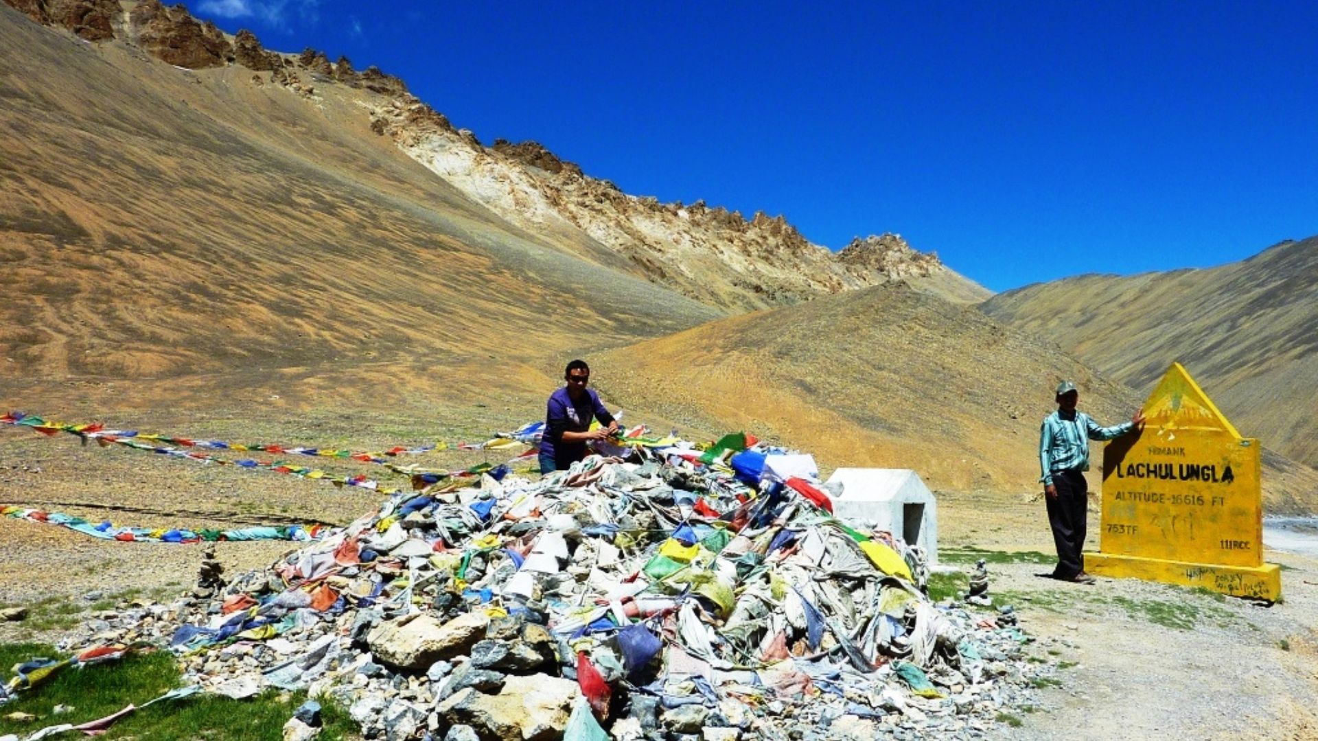 Delhi To Leh Bus Is Back For 2025! All You Need To Know About This Trip