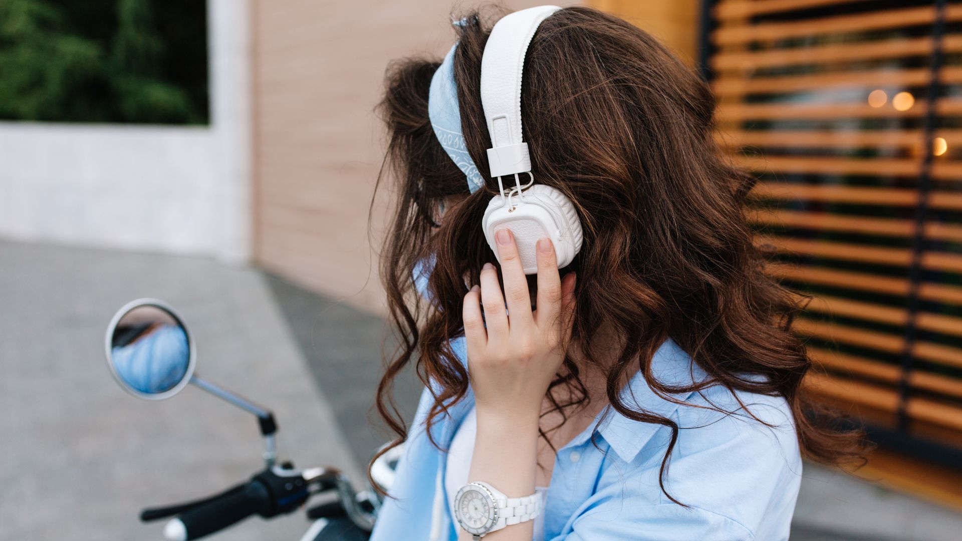 Best Headphones For Travel: 10 Picks For High-Quality Sound On The Go