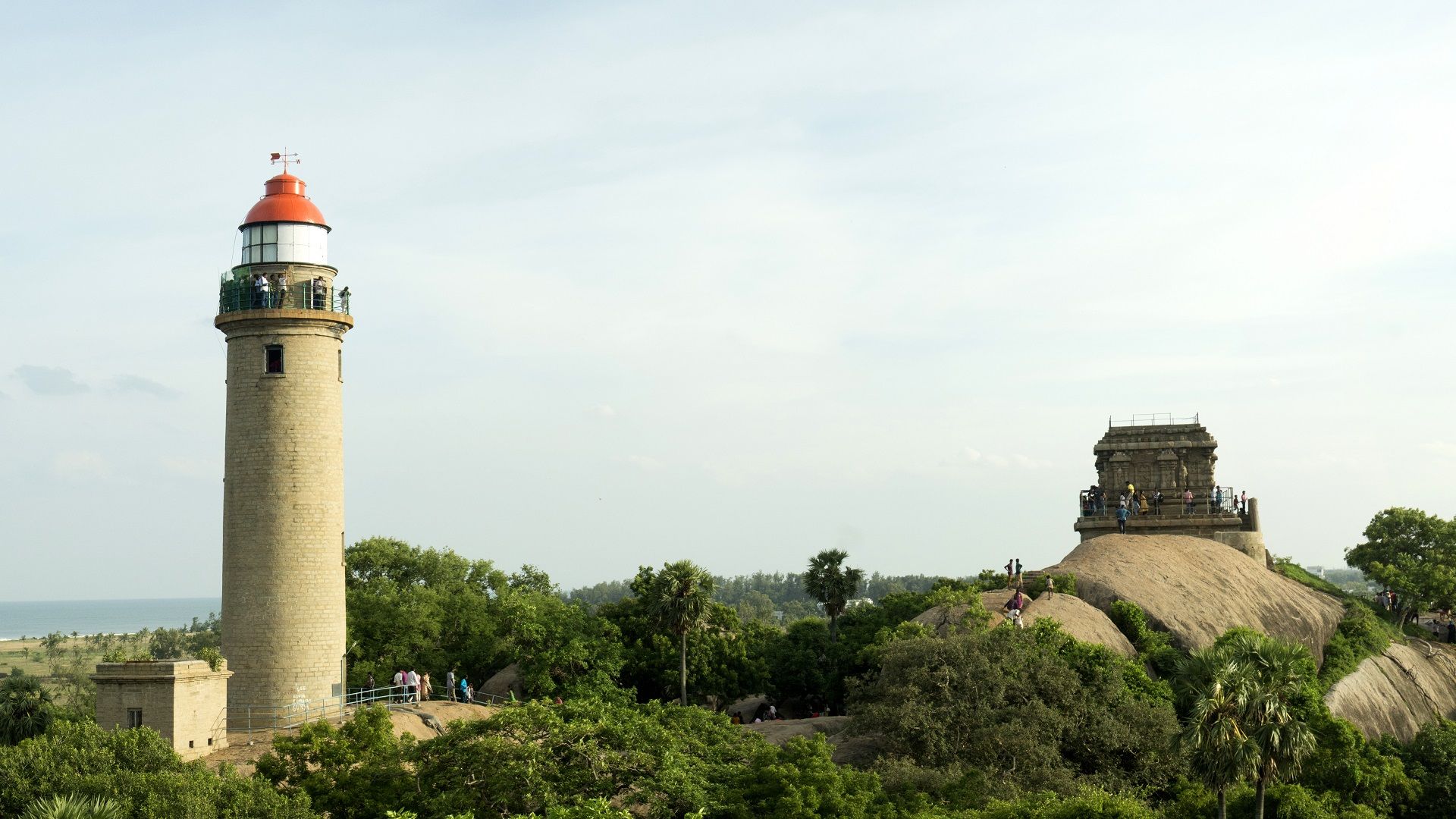 10 Famous & Oldest Lighthouses In The World (Scenic Beach Destinations)