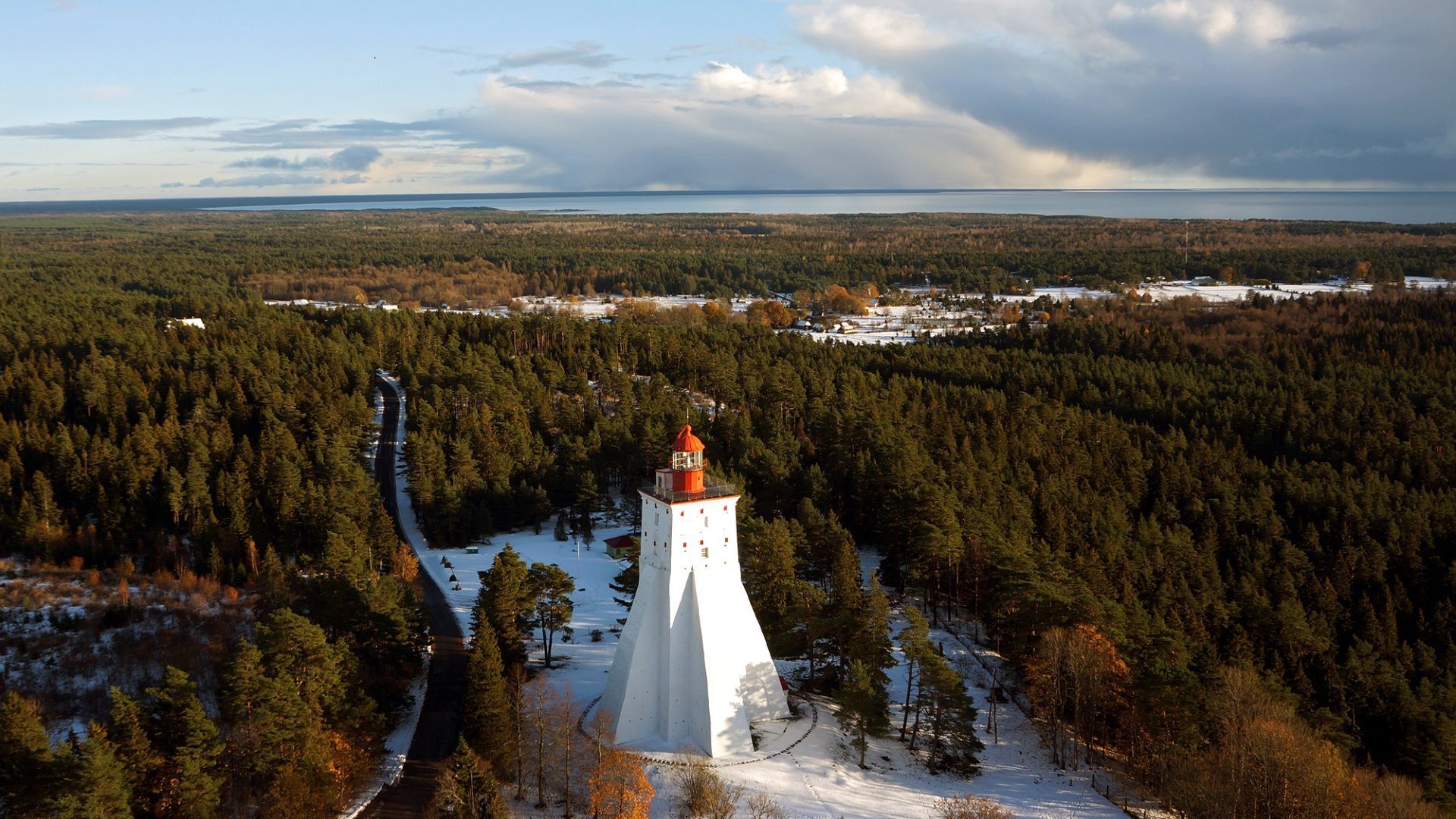10 Famous & Oldest Lighthouses In The World (Scenic Beach Destinations)