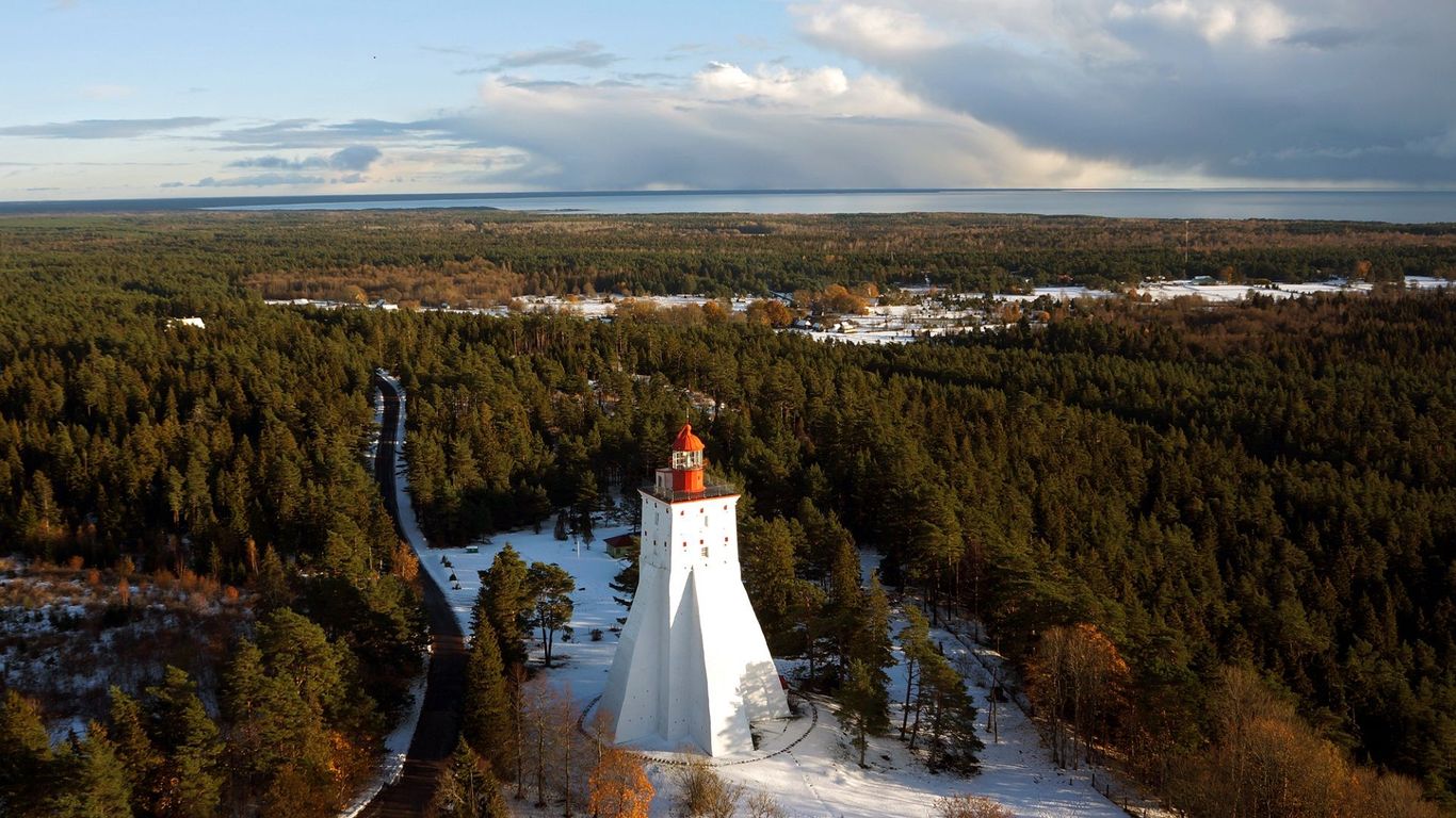 10 Famous & Oldest Lighthouses In The World (Scenic Beach Destinations)