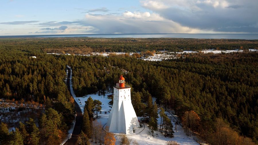 10 Famous & Oldest Lighthouses In The World (Scenic Beach Destinations)