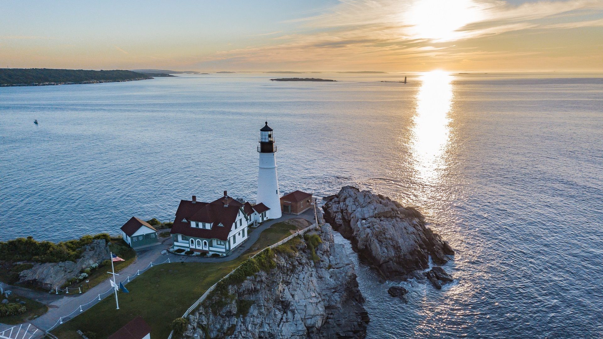 10 Famous & Oldest Lighthouses In The World (Scenic Beach Destinations)