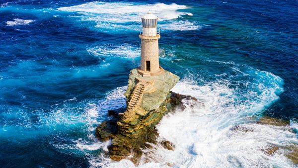 10 Famous & Oldest Lighthouses In The World (Scenic Beach Destinations)