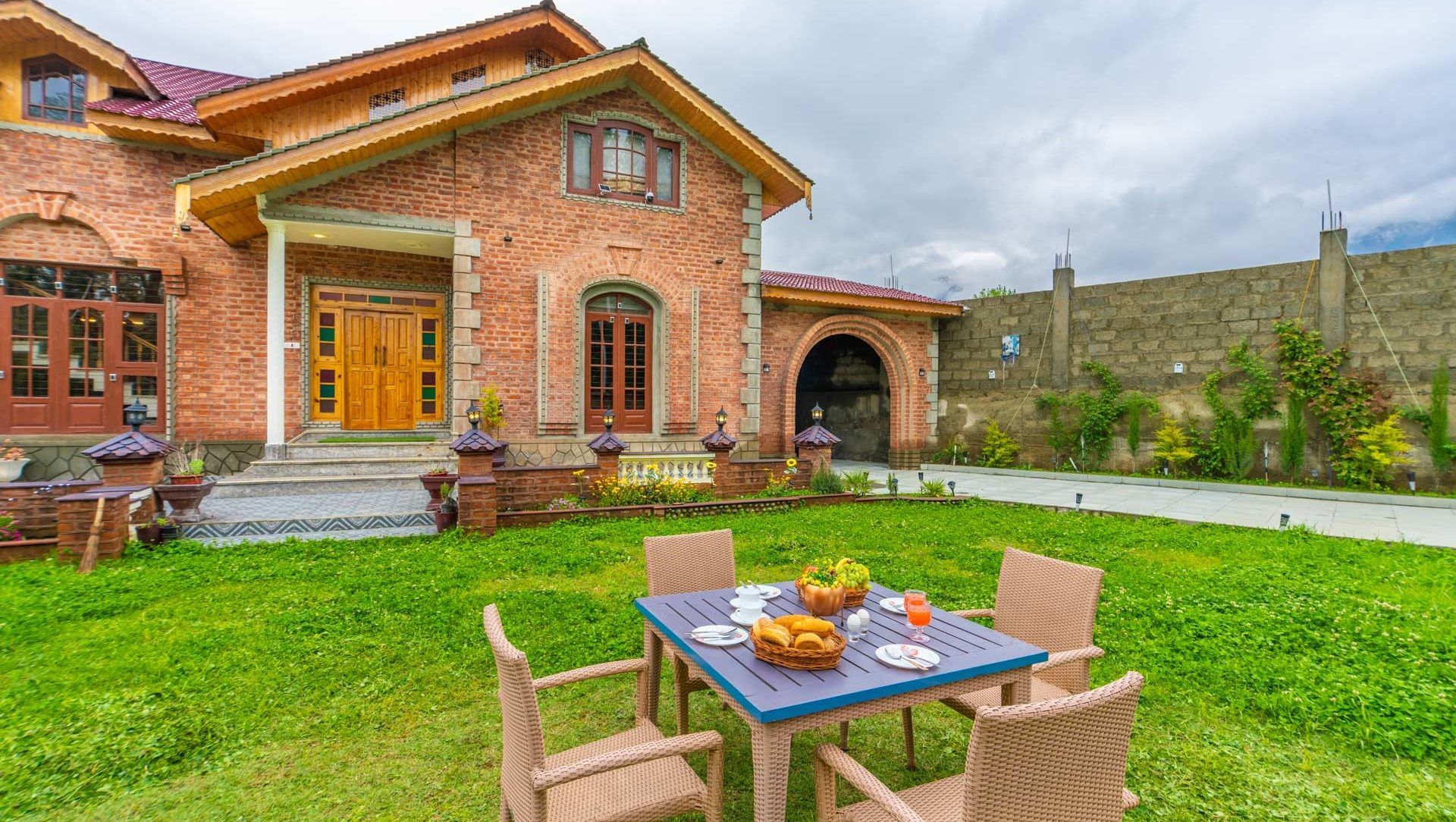 Homestays In Srinagar, Kashmir: Stunning Staycations & Holiday Homes 2024