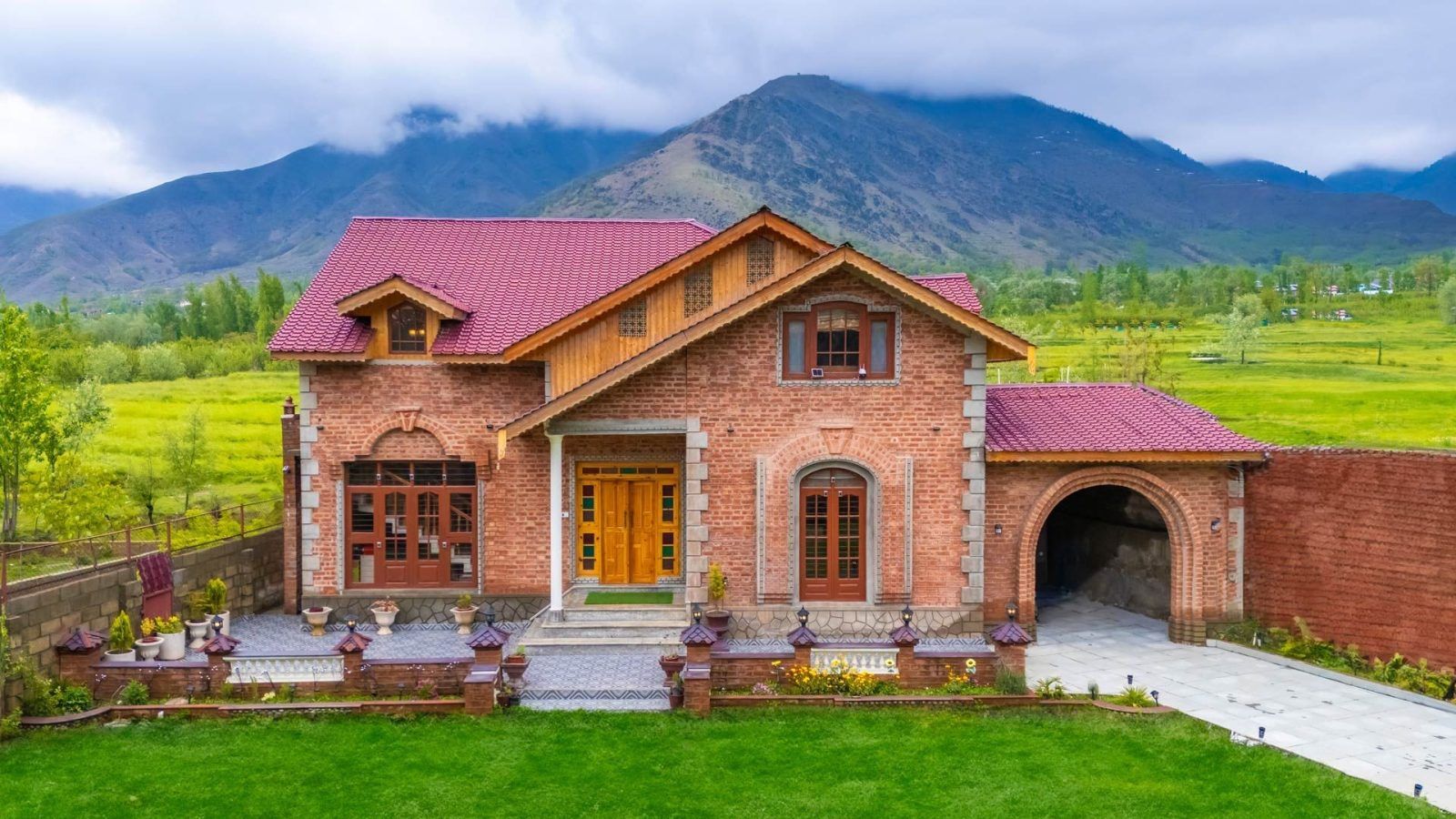 Homestays In Srinagar, Kashmir: Stunning Staycations & Holiday Homes 2024