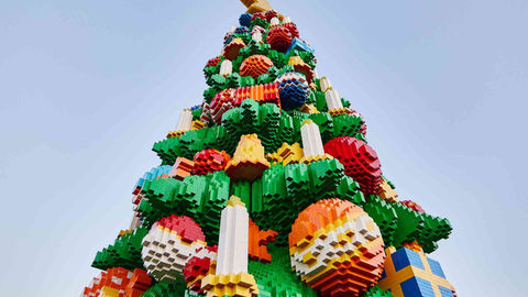 This 35-foot-tall Christmas Tree Is Made Of 364,000 Legos