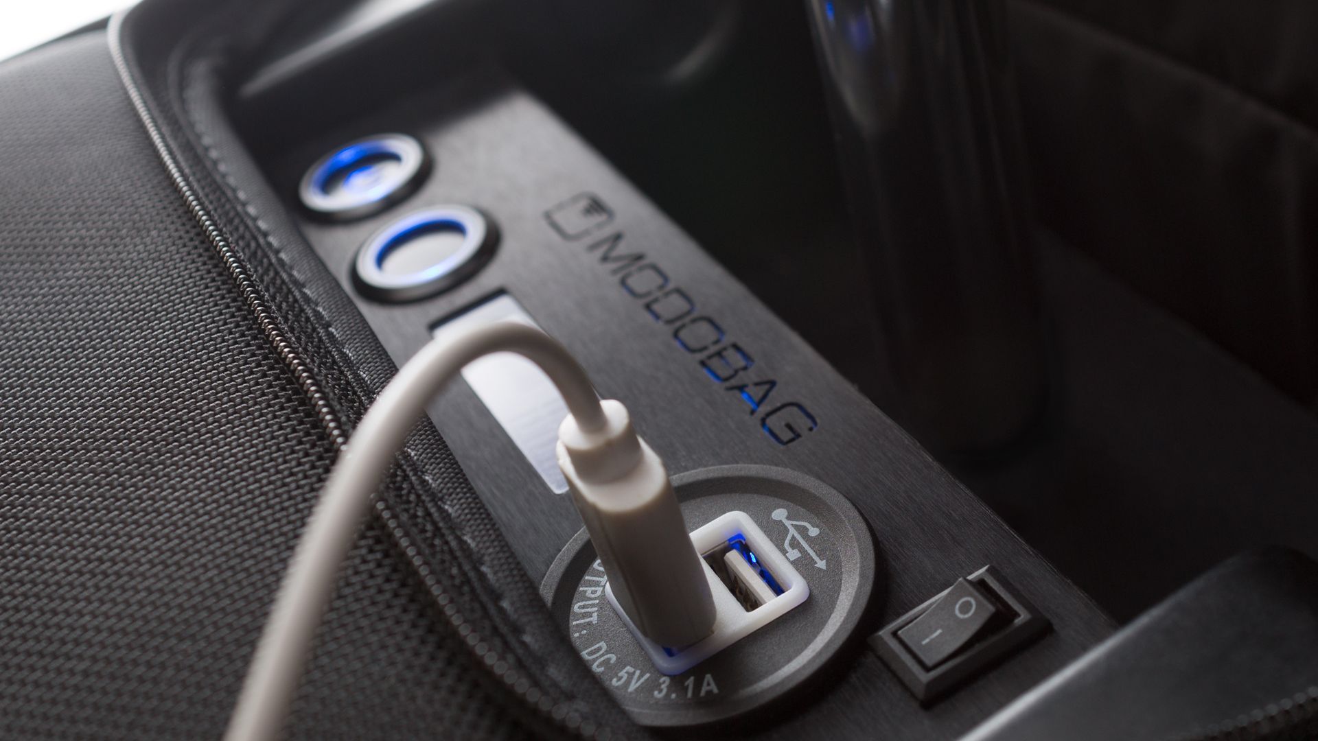 Smart Luggage Bags: Top Picks For Tech-Savvy Folks To Move With Ease