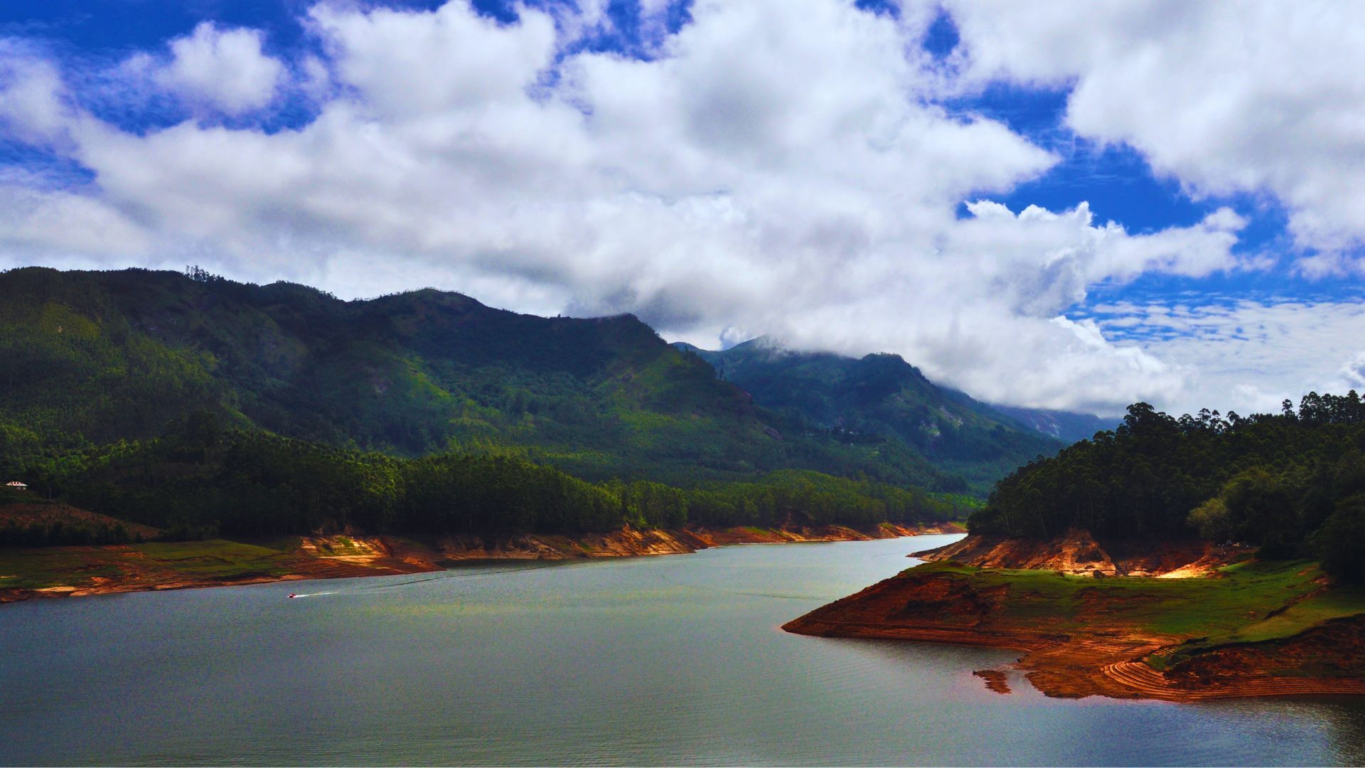 Best Time To Visit Munnar For A Quiet Escape Amidst Stunning Views