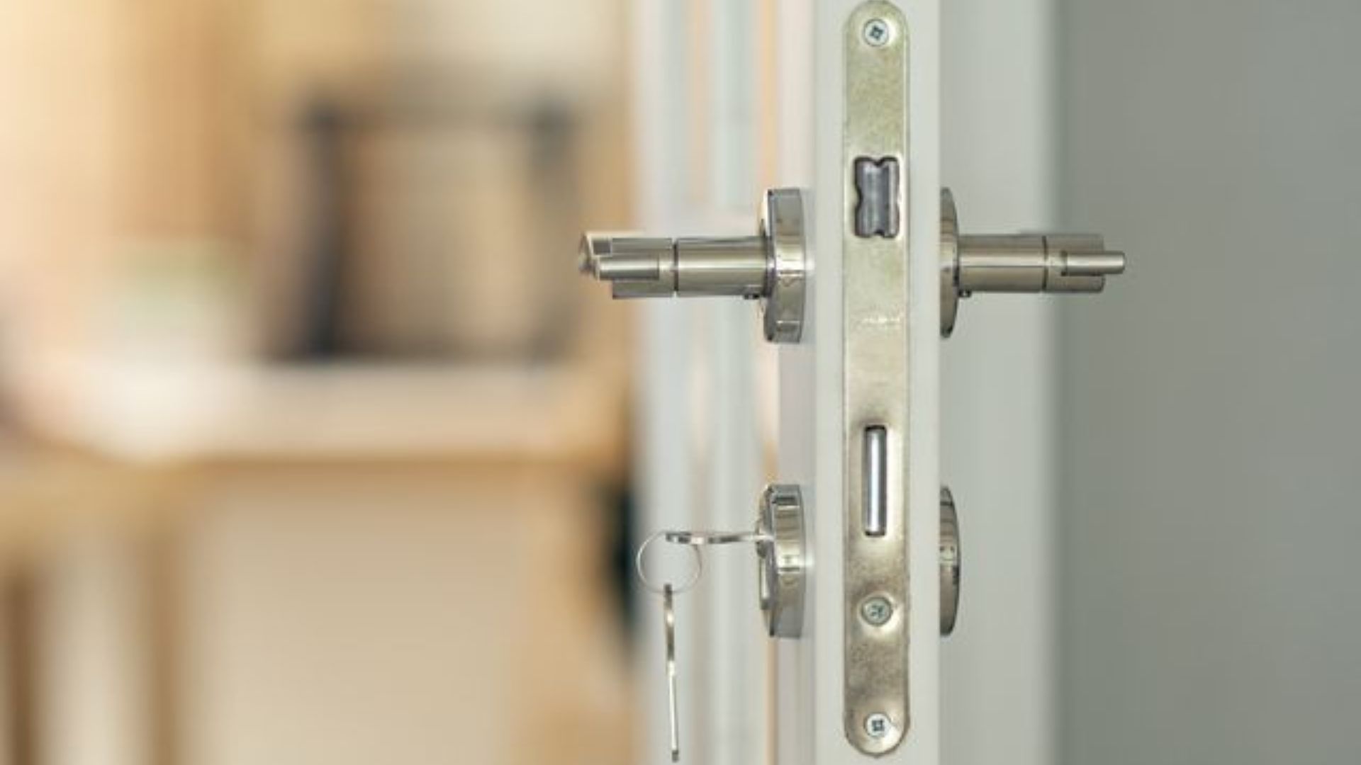 Housekeeping Experts Share Hotel Room Tips We All Should Follow