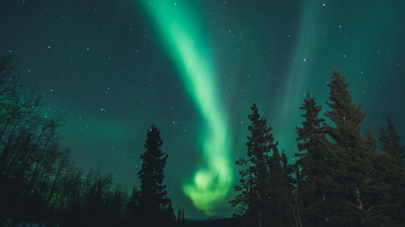 How To Chase Northern Lights in Canada, With Tips From A Travel Advisor