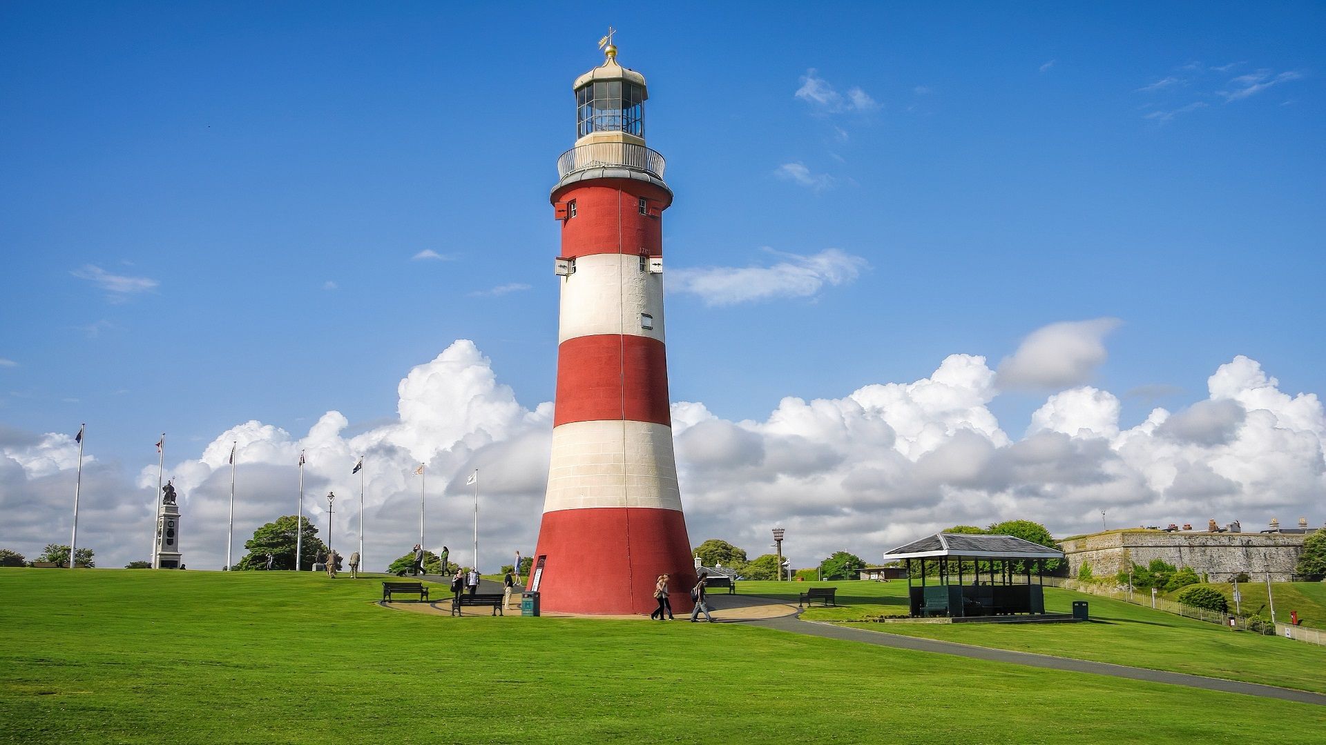 10 Famous & Oldest Lighthouses In The World (Scenic Beach Destinations)