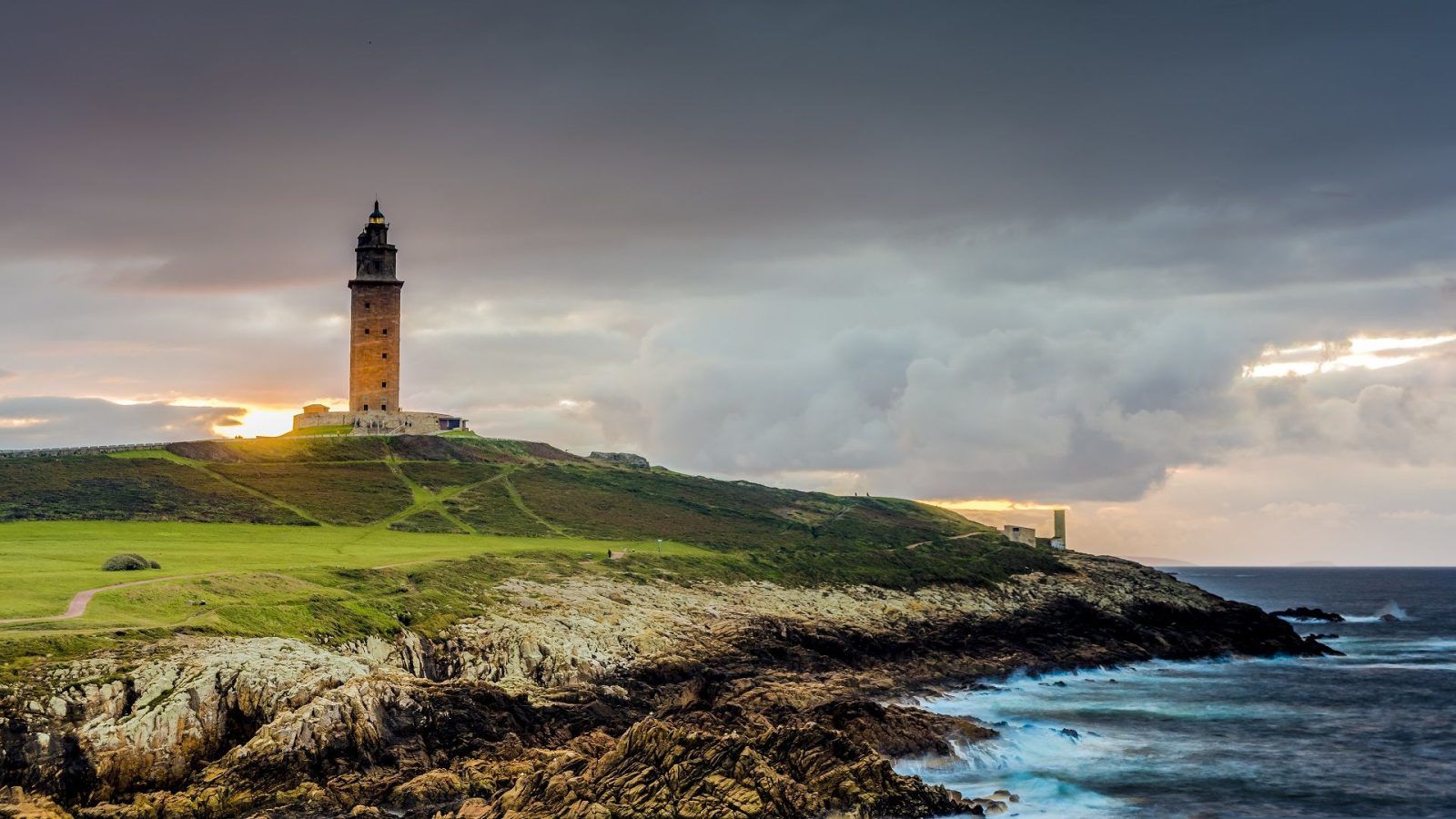 10 Famous & Oldest Lighthouses In The World (Scenic Beach Destinations)