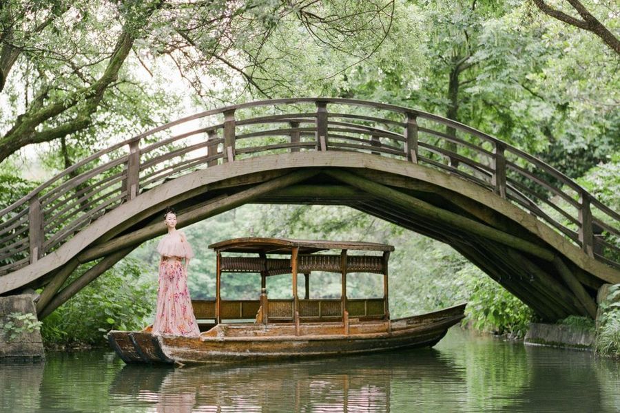 Why the Earlymoon Trend for Nearly Newlyweds Has Us Saying ‘I Do’