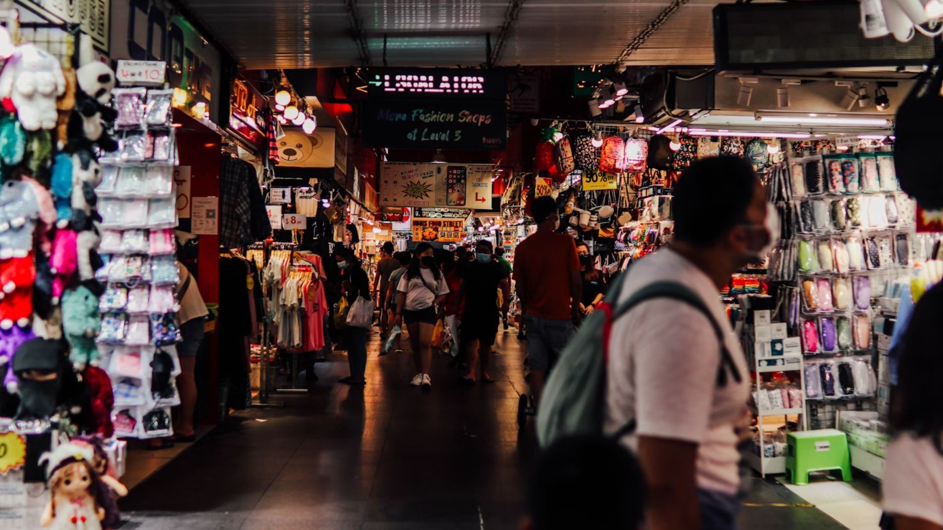 Bugis Street, Singapore: What To Eat, Where To Shop, And When To Visit