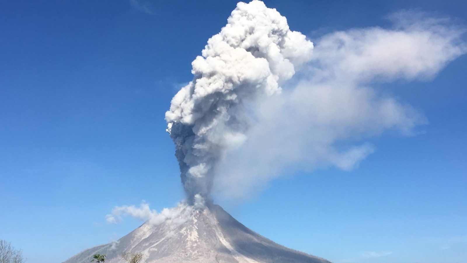 Flights To Bali Cancelled Over Volcano Eruption In Indonesia