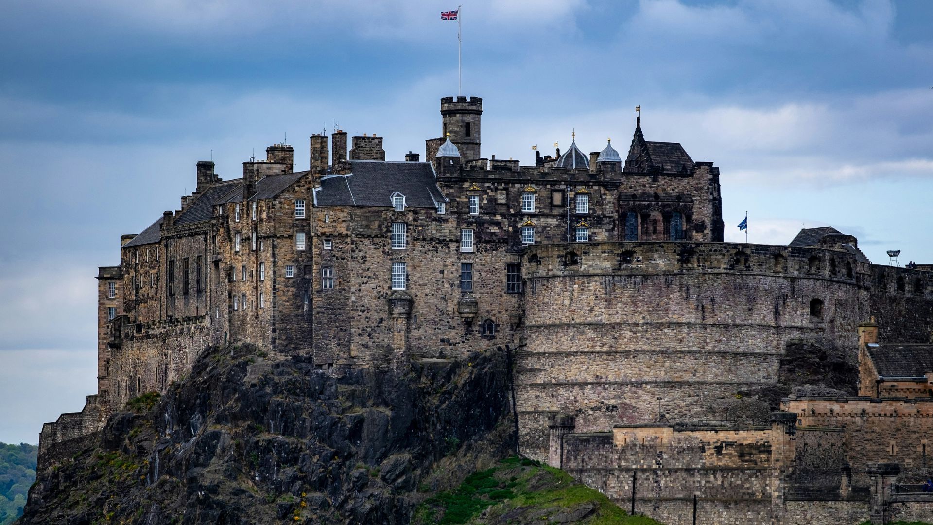 Things To Do In Edinburgh: Castles, Old Town Walks, Arthur’s Seat & More