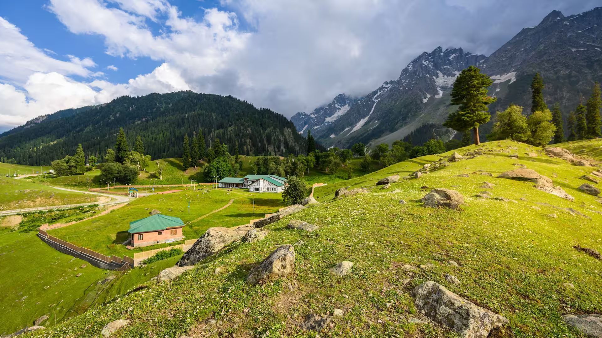 Hotels In Kashmir: Exclusive Stays Perfect For Honeymoons & Getaways