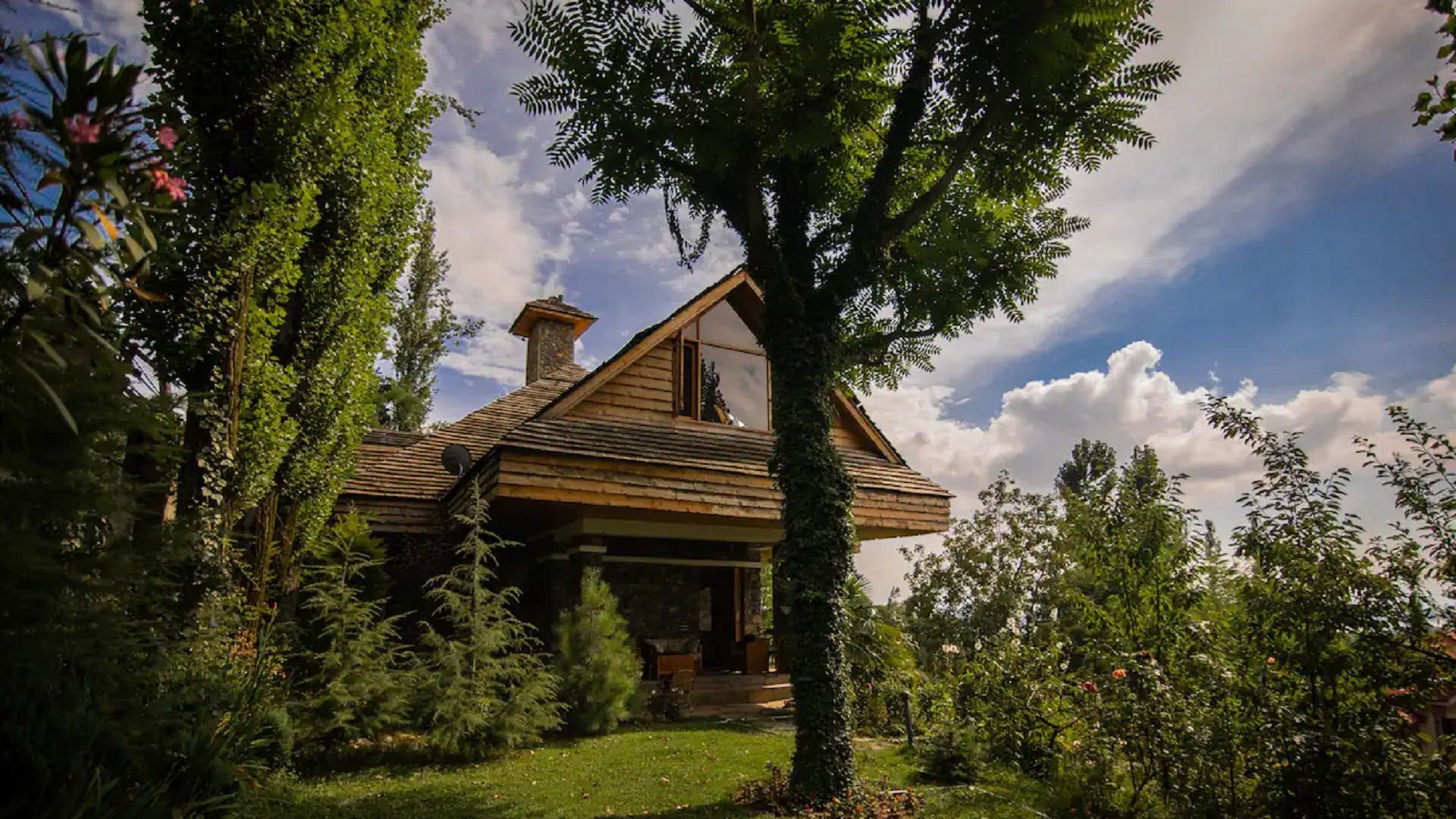Homestays In Srinagar, Kashmir: Stunning Staycations & Holiday Homes 2024
