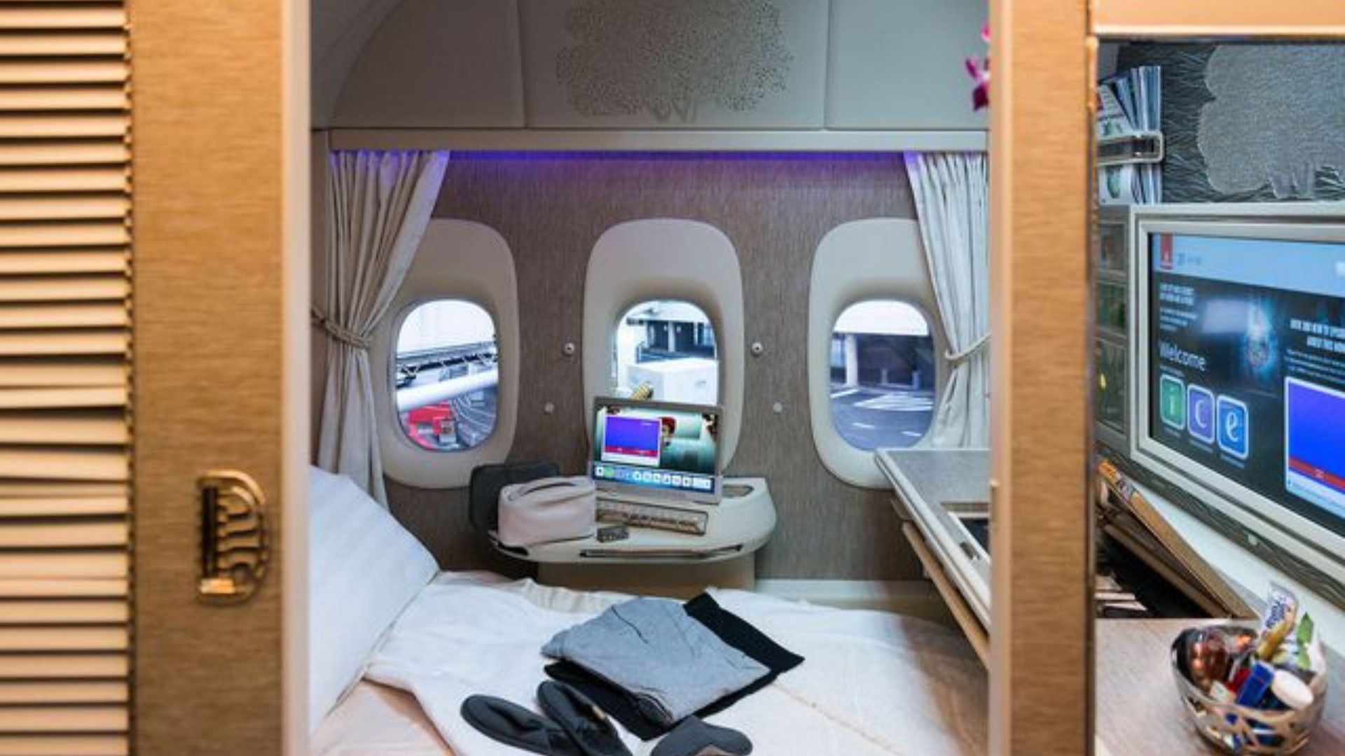 What It’s Like Flying In A First-Class Suite On Emirates