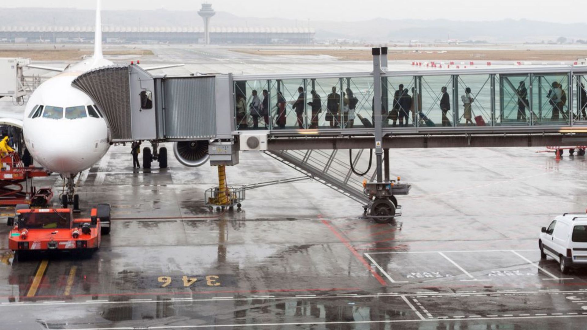 Why Boarding A Plane Early Is Worth It, According To Frequent Fliers