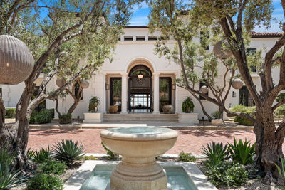 Drake Is Selling His Beverly Hills Mansion For THB 2,96,91,20,000