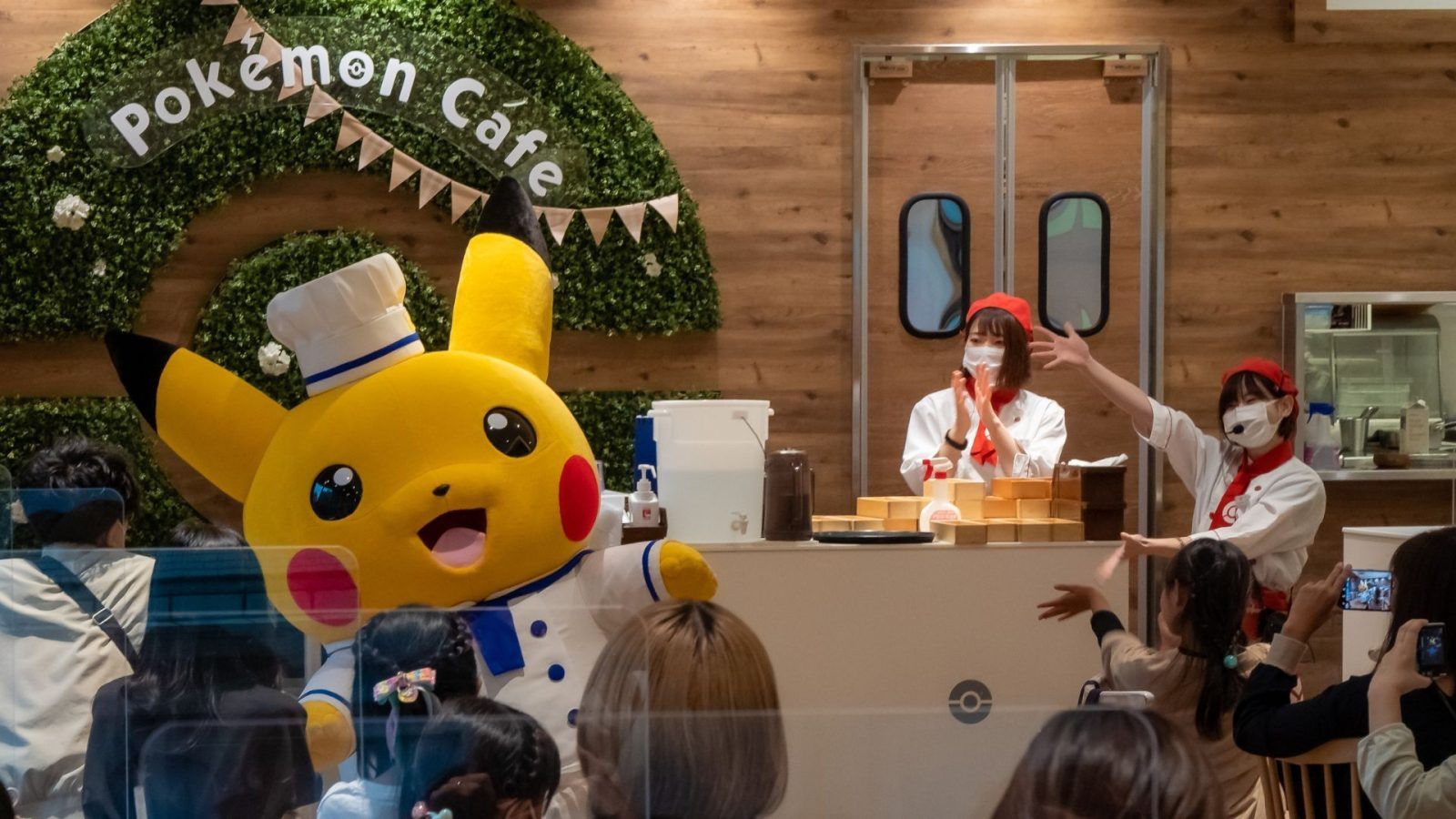 Unique Cafes In Japan: Dine With An Owl, Let Ninjas Serve You And More!