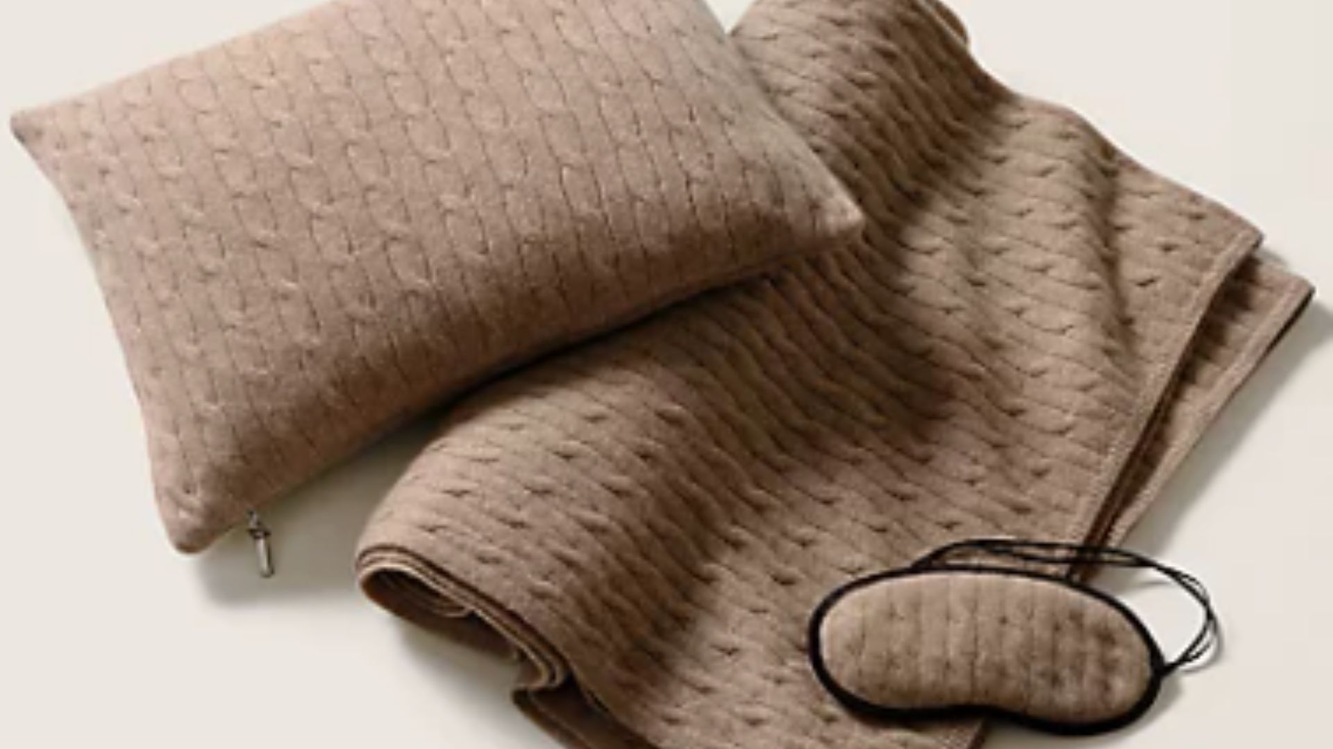 Valentine’s Day Gifts For Travellers: Fuel Love For Travel With Presents