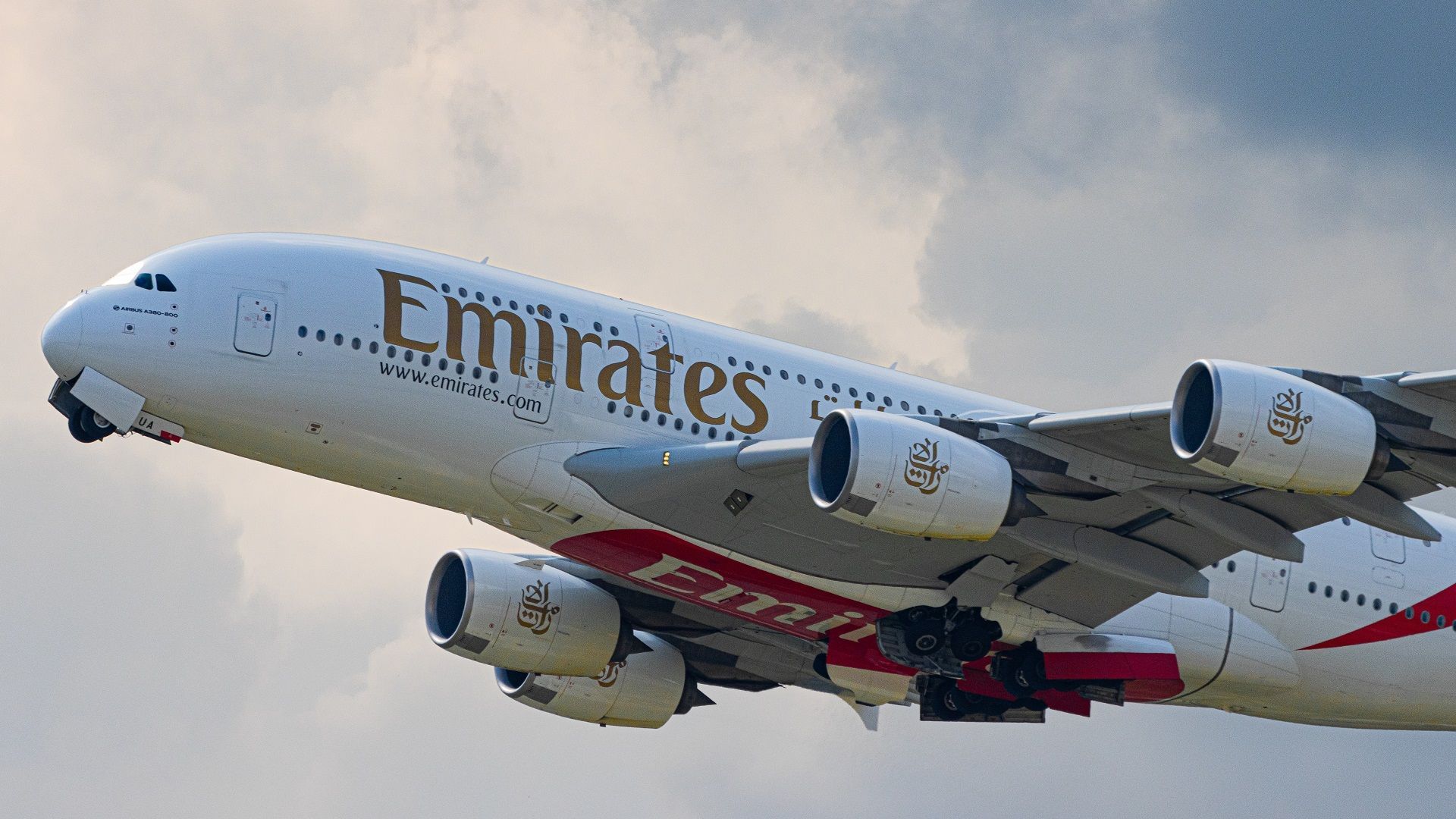 All Emirates Passengers Can Now Access Free In-Flight Wi-Fi Services