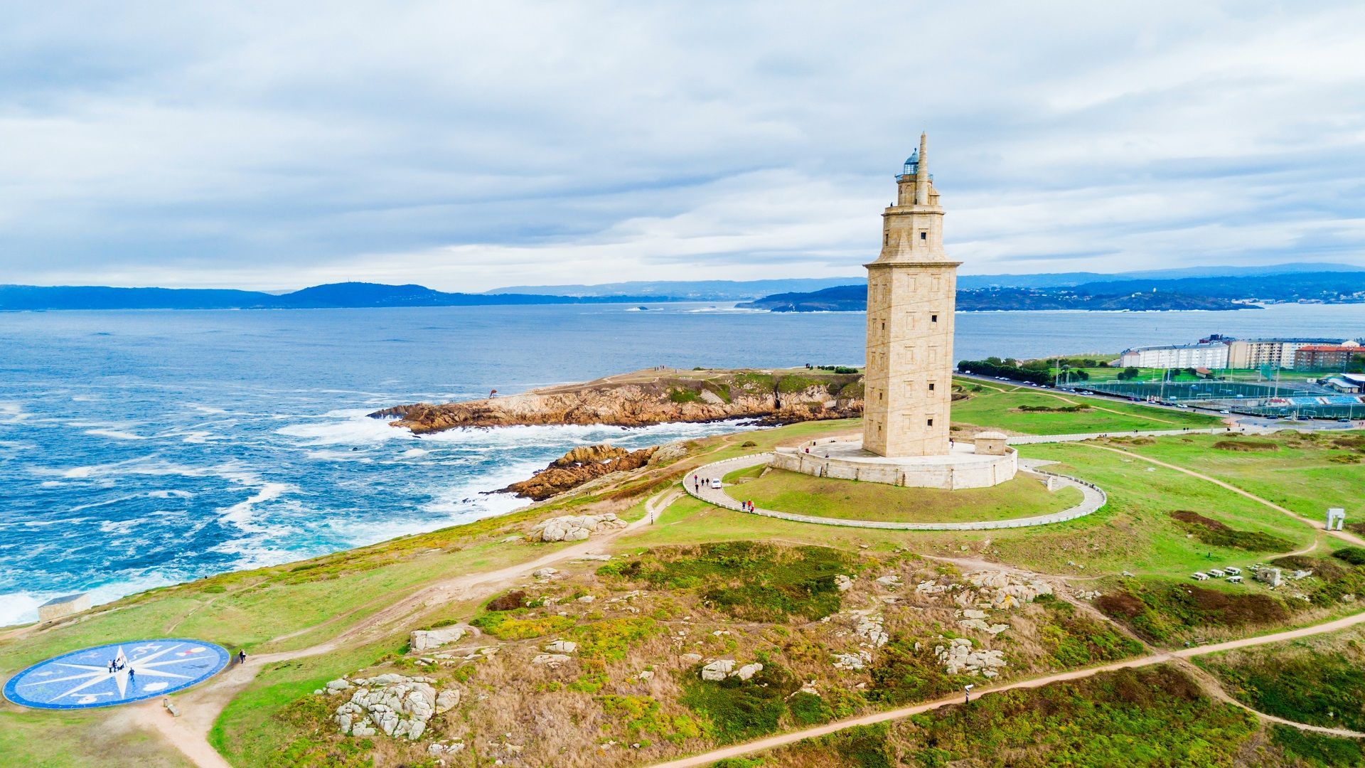 10 Famous & Oldest Lighthouses In The World (Scenic Beach Destinations)