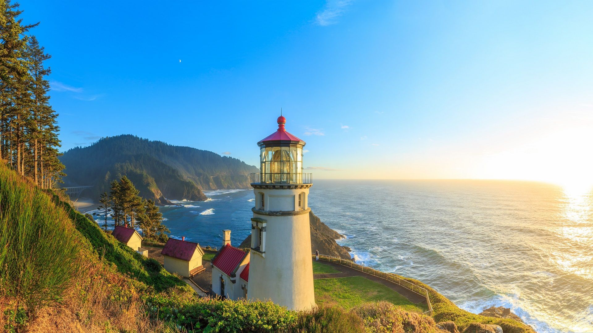 10 Famous & Oldest Lighthouses In The World (Scenic Beach Destinations)