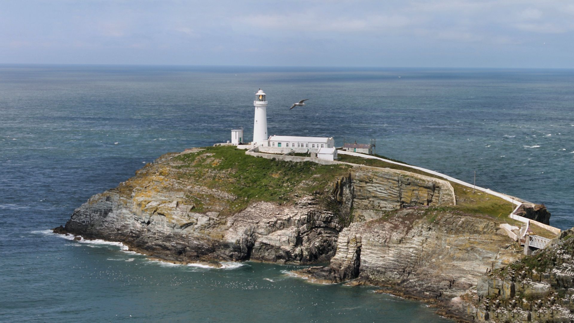 10 Famous & Oldest Lighthouses In The World (Scenic Beach Destinations)