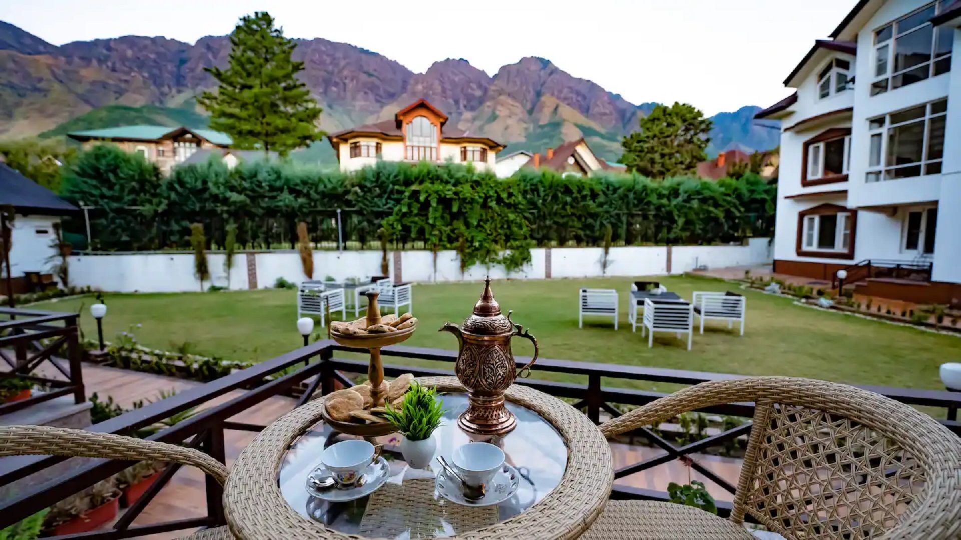Homestays In Srinagar, Kashmir: Stunning Staycations & Holiday Homes 2024